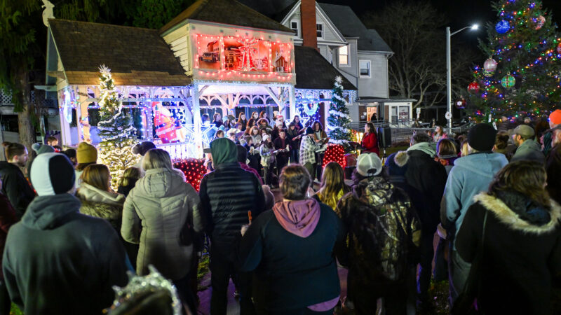 DLH kicks off holidays with tree lighting at Triangle Park | News ...